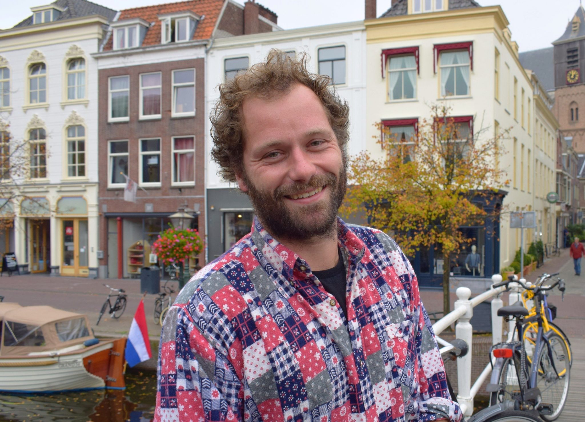 Muziek, drank en een goed verhaal: Leidse dichter René Oskam ...