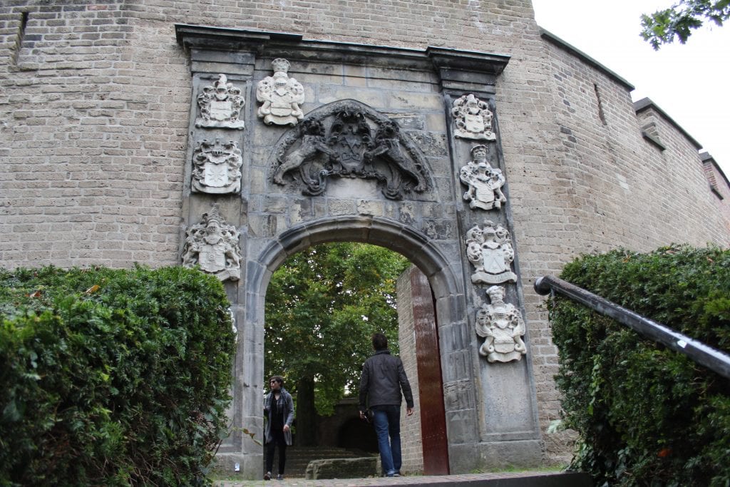 Mysterie opgelost: dit is het verhaal achter de familiewapens op de ...