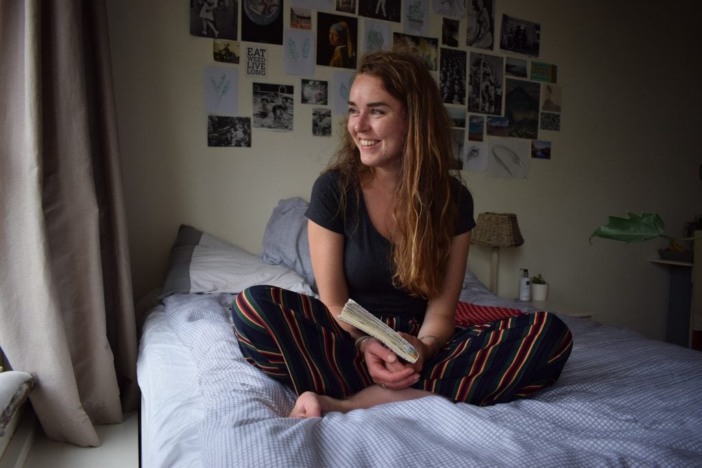 Binnenkijken bij Ghislaine (22): 'Als er brand uit zou breken, weet ik ...