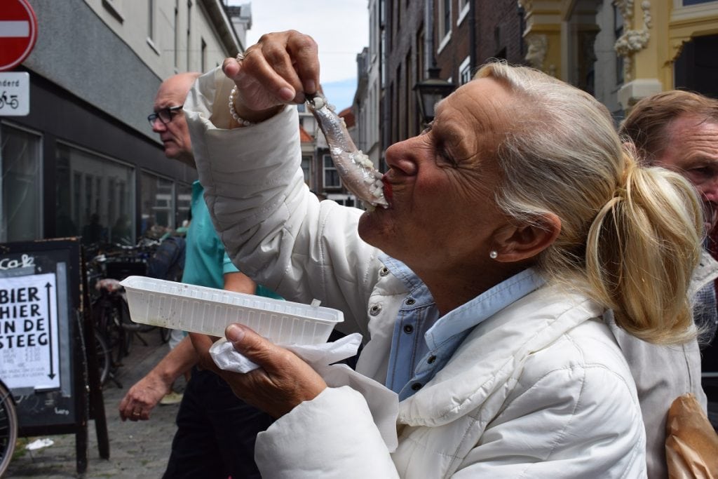 Leids mysterie: is haring van de viskraam nu rauw of niet? - indebuurt ...