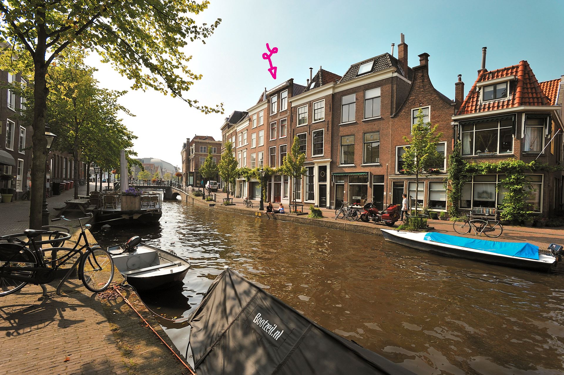 Wowie! Dit huis aan de Oude Rijn heeft 9 kamers en het staat nu te koop ...