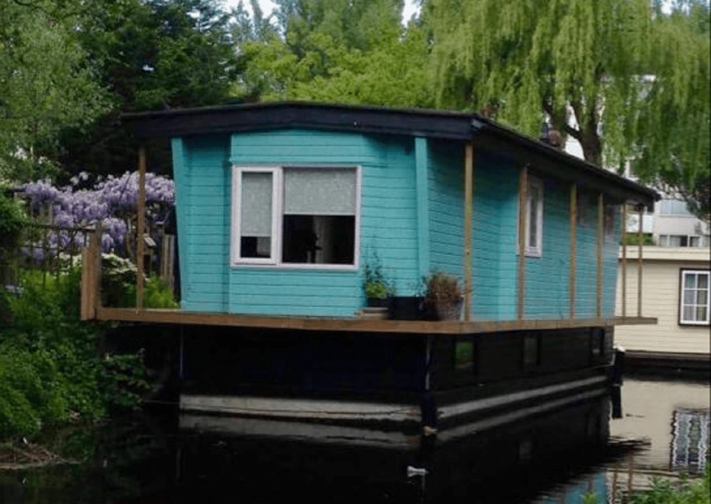 Mis de boot niet! Deze woonboot met twee verdiepingen kan van jou zijn ...