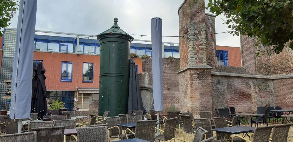 Mysterie: wat doet deze groene ‘raket’ op de Vrouwenkerkhof ...