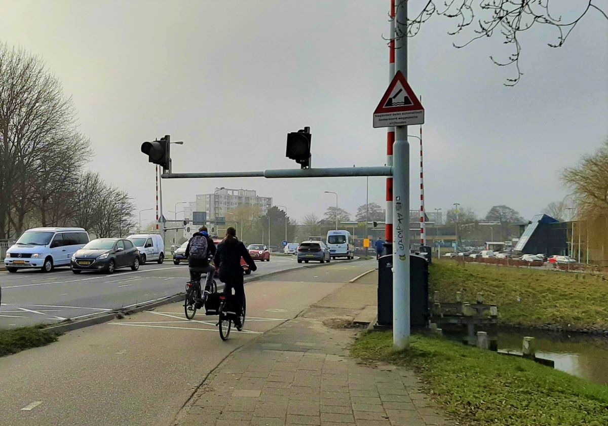 Zoveel boetes voor appen of bellen achter het stuur zijn er uitgedeeld ...