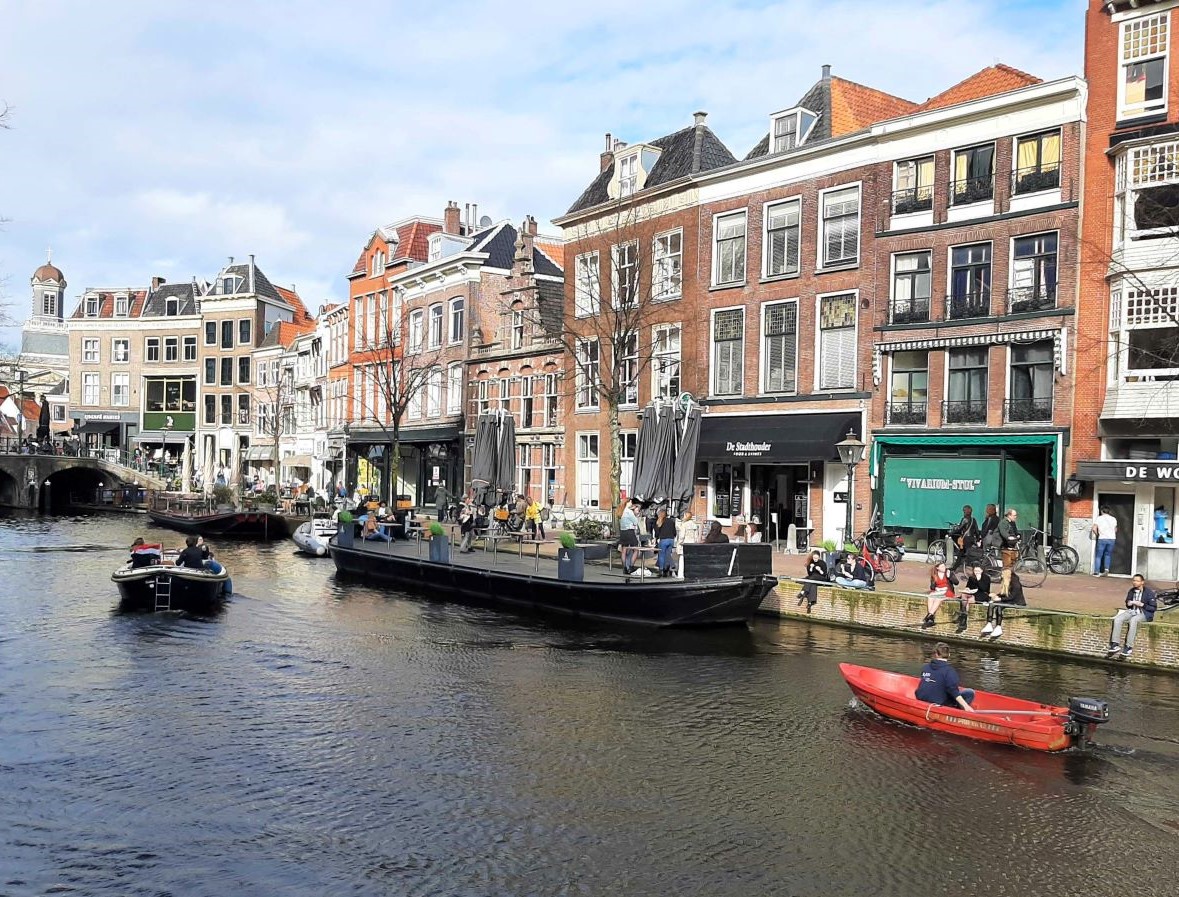 Sommige daken in de binnenstad van Leiden zijn grijs én rood: dit is ...