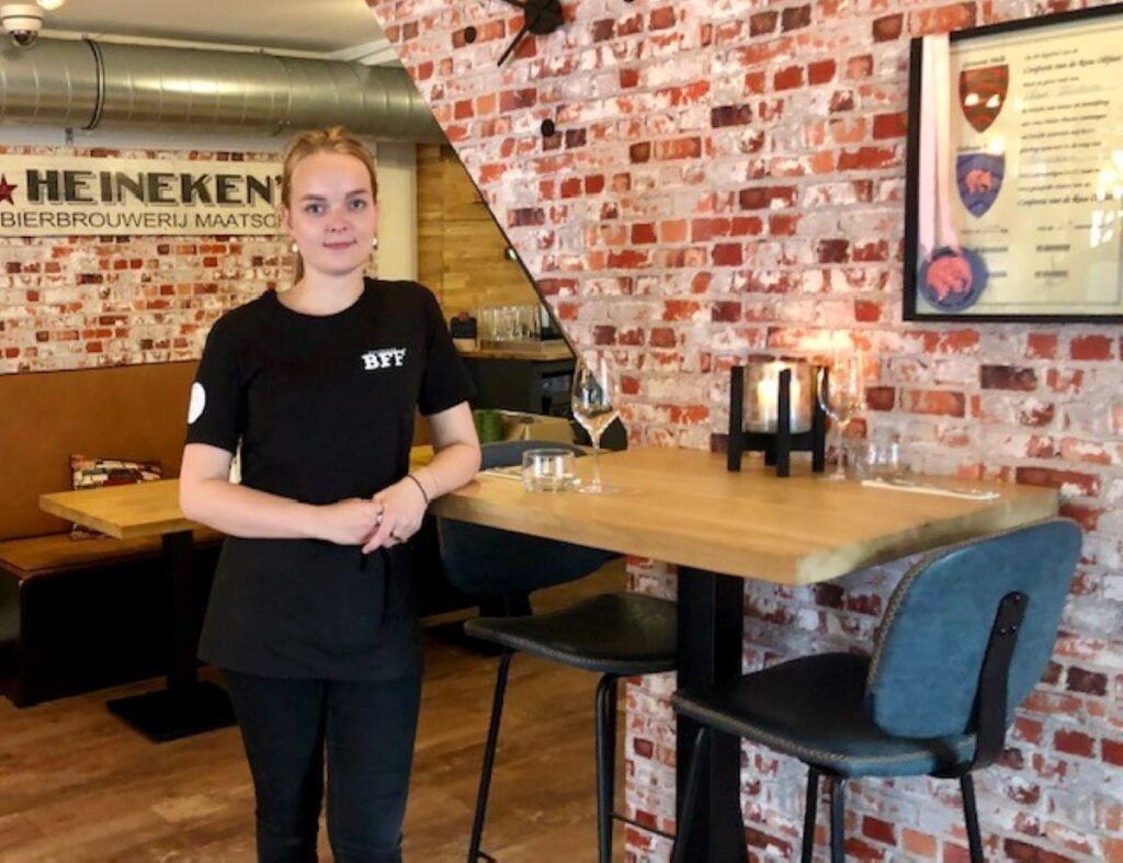 Elfi (23) werkt in een restaurant aan de Morsstraat: ‘Je kunt hier ...