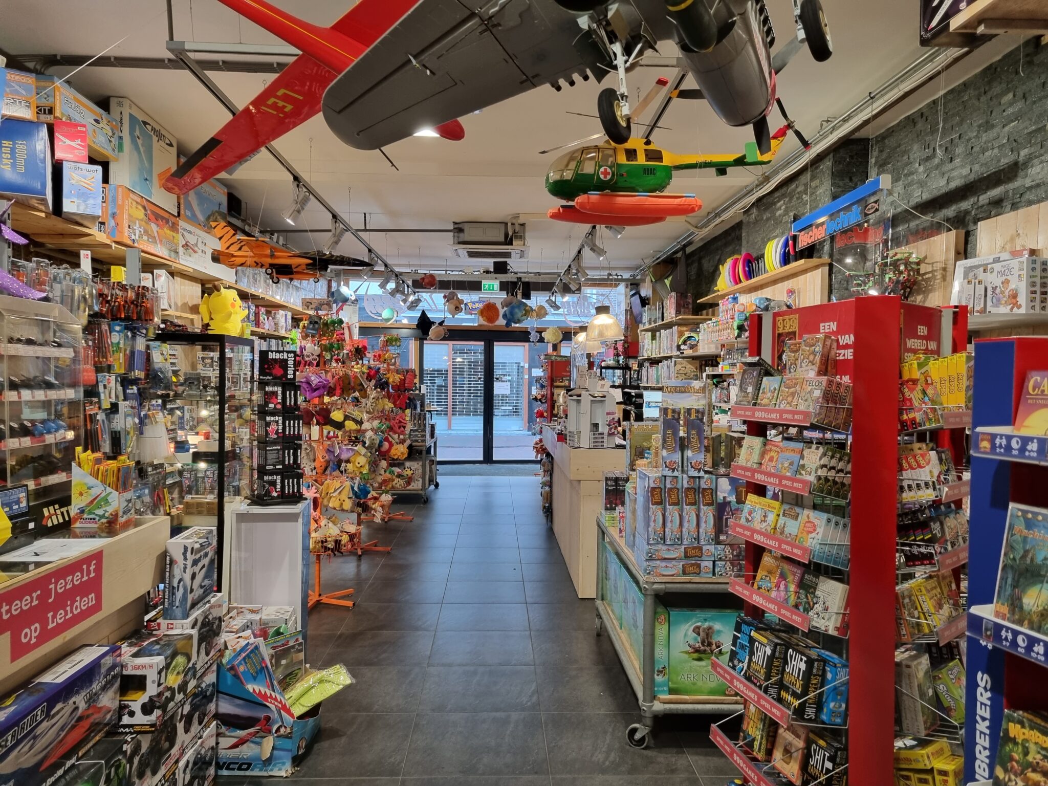 Edwin runt een spellenwinkel in de stad: 'Ik geef graag advies en help ...