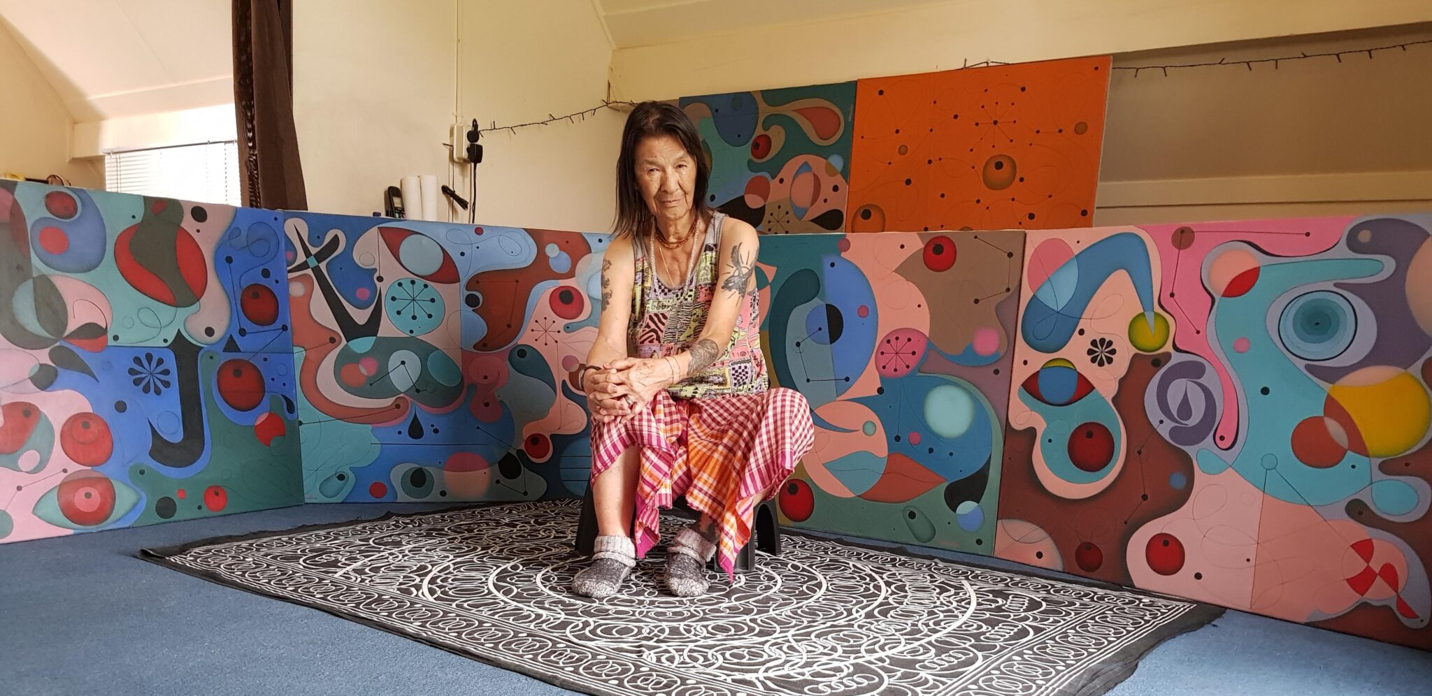 Kunstenares Syama (79) drumde in een feministische punkband: 'Mannen ...