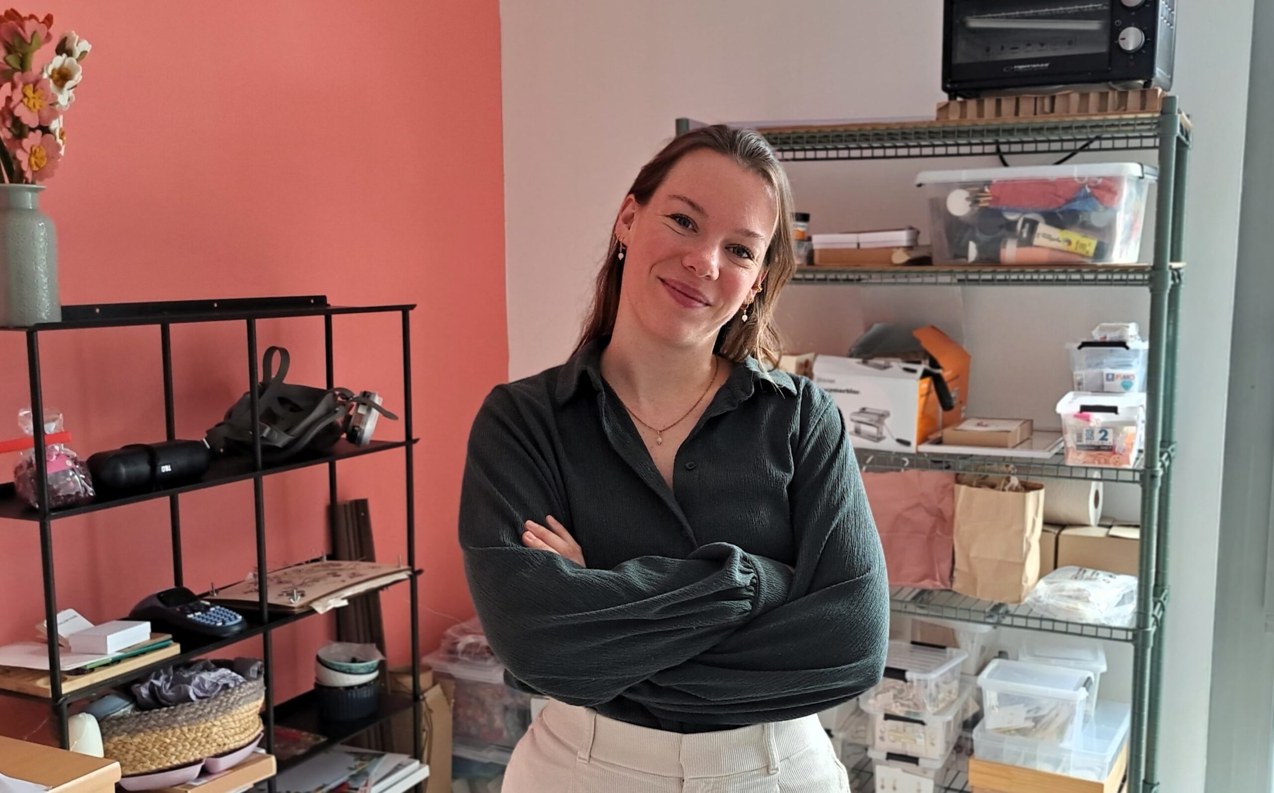 Inge (27) uit Leiden maakt sieraden van planten: 'De Vergeet-me-nietjes ...