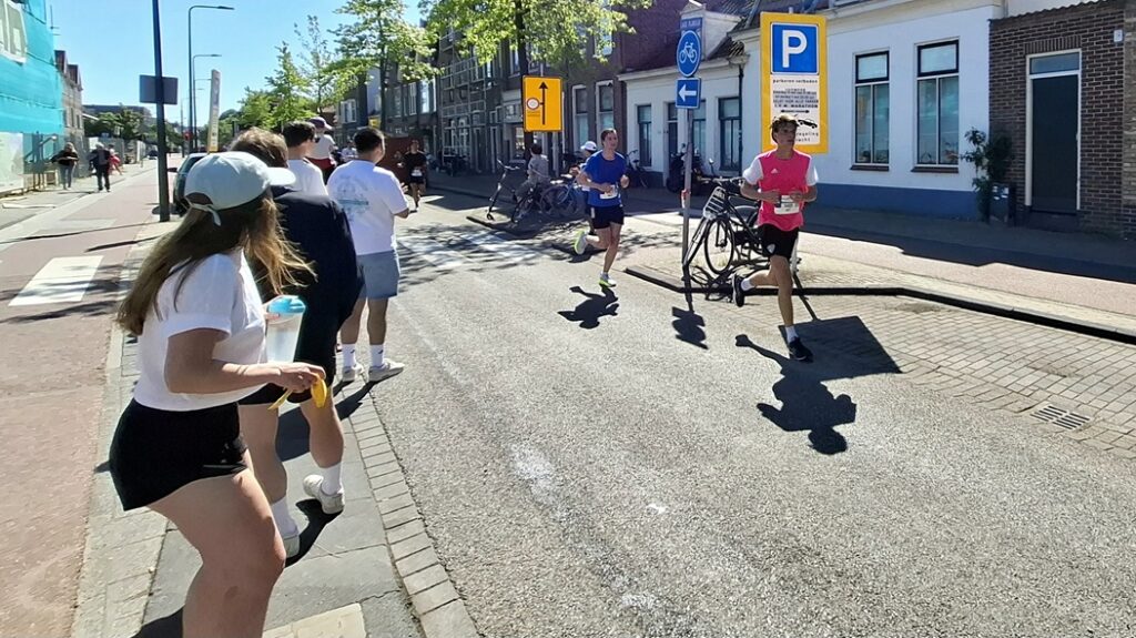 Kijkteris! Dit was de Leiden Marathon 2025 (foto's) - indebuurt Leiden