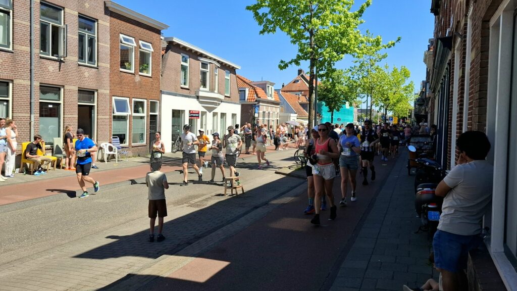 Kijkteris! Dit was de Leiden Marathon 2025 (foto's) - indebuurt Leiden