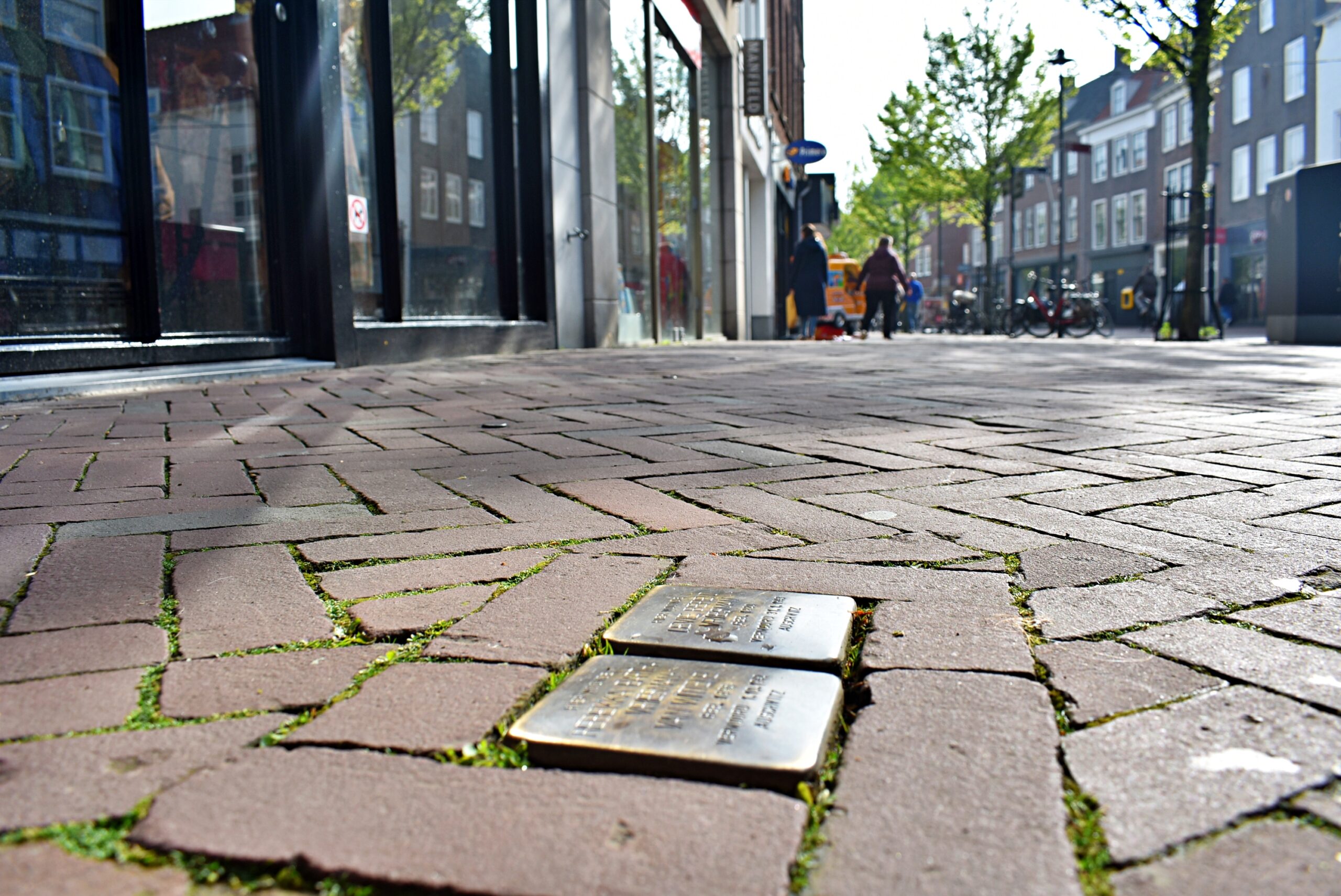 Mysterie: wat doen die glimmende ‘struikelstenen’ in de stad ...