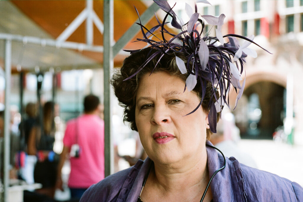 Hanny maakt met de hand prachtige hoeden: 'Mijn huis is ingericht als ...