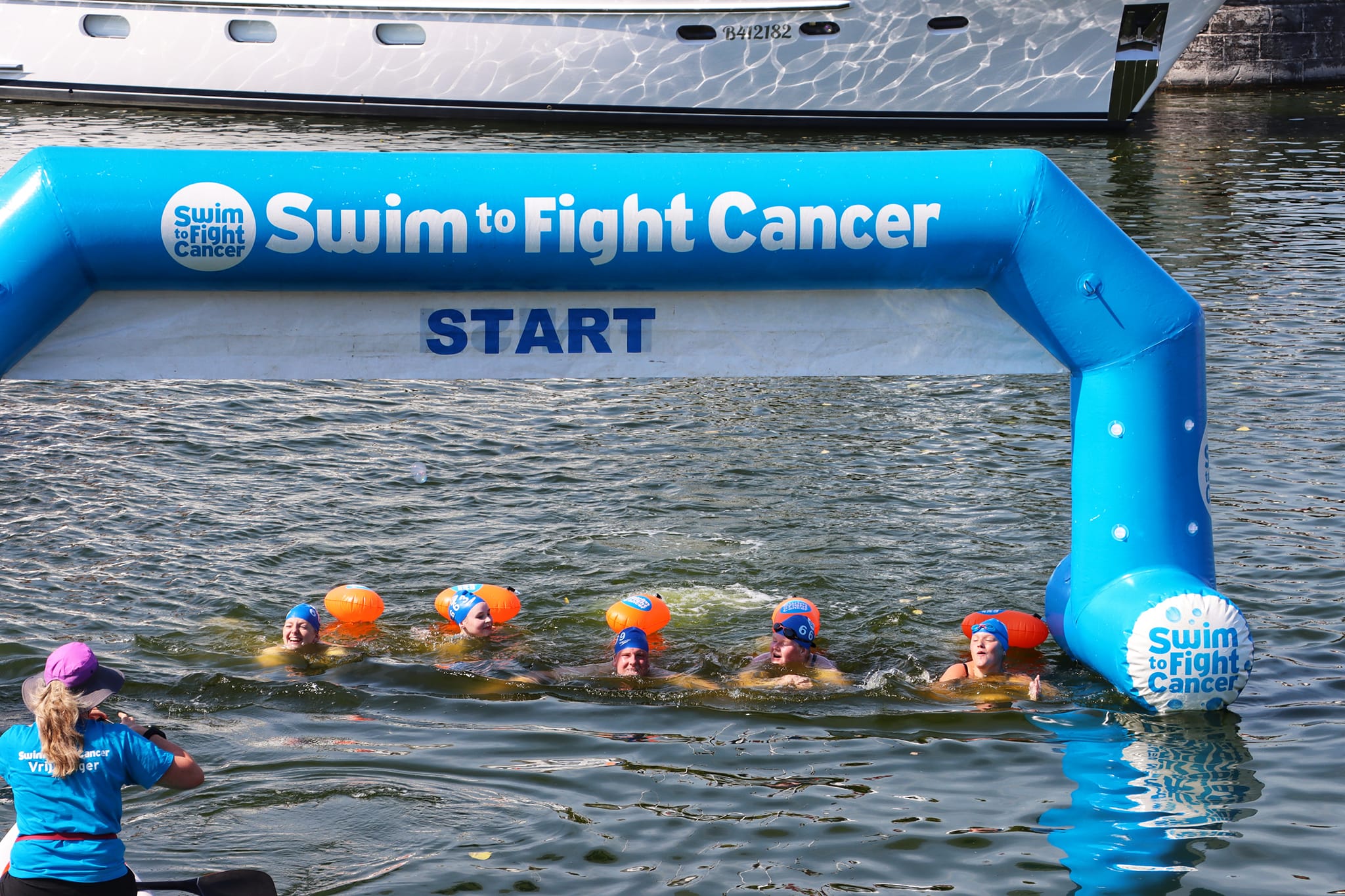 Wow: dit bedrag zwommen de deelnemers aan Swim to fight cancer in ...