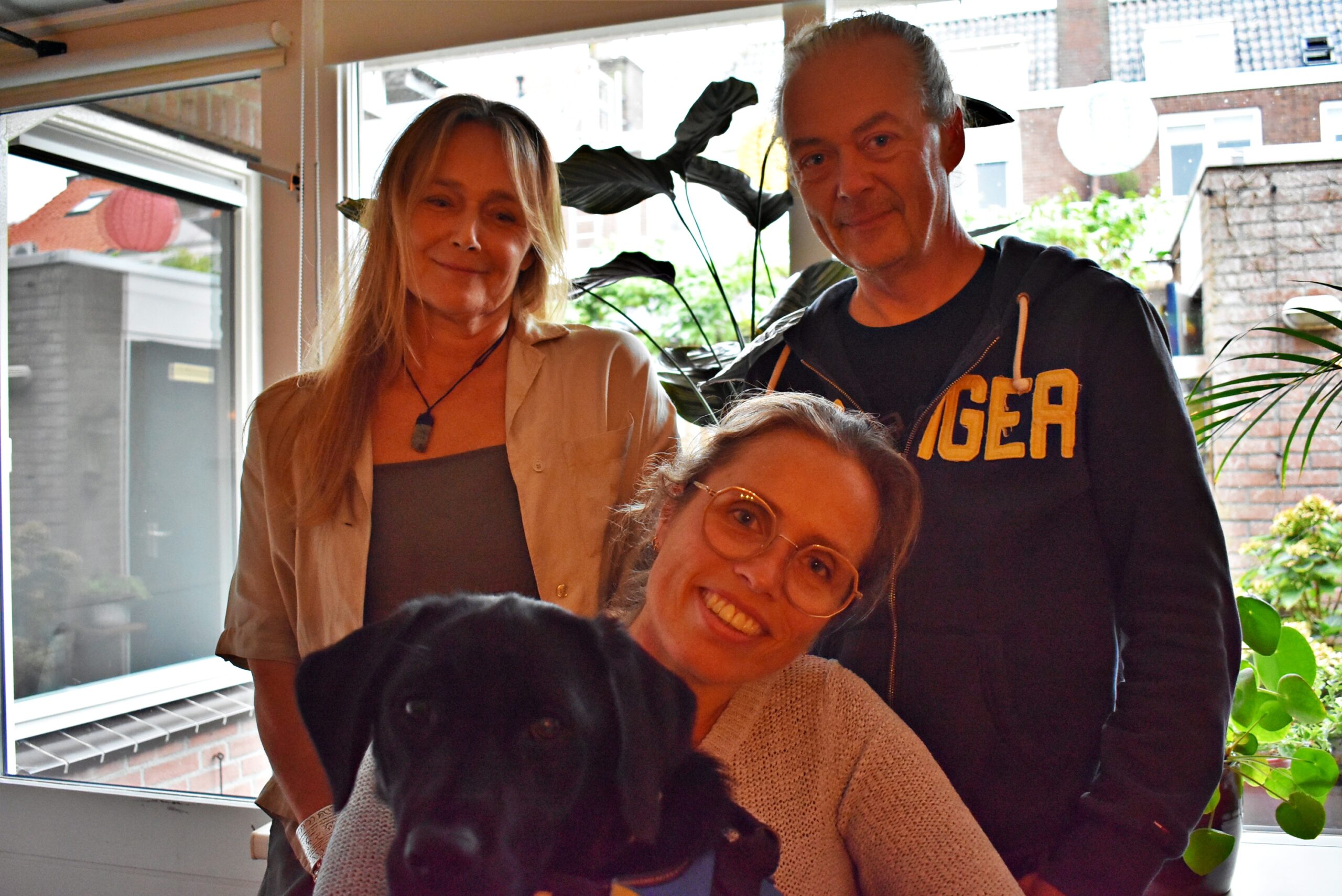 Sandra, Marco en hun buurtgenoten zamelden geld in voor de hulphond van ...