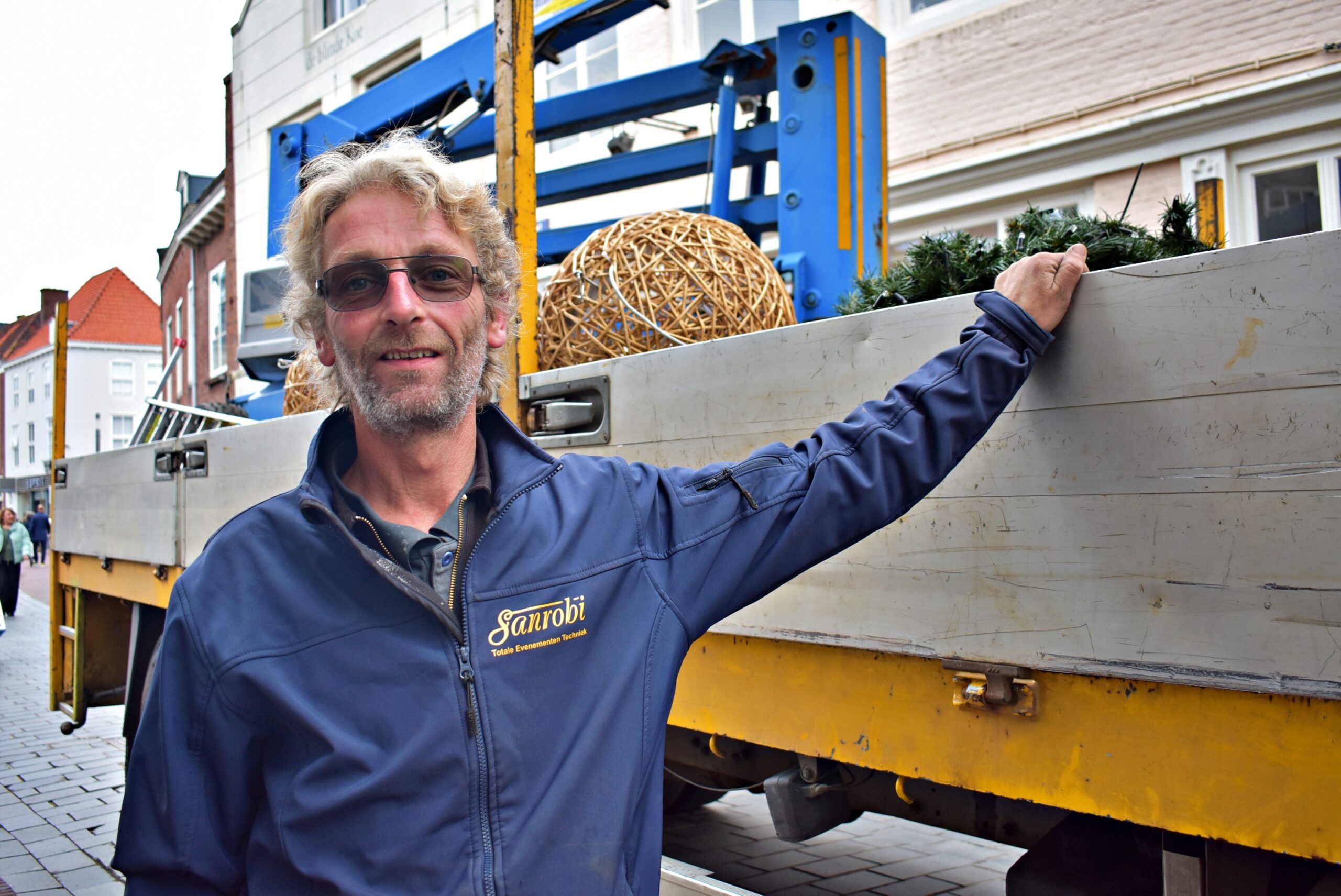 Sander en zijn collega's hangen ieder jaar de kerstversiering in ...