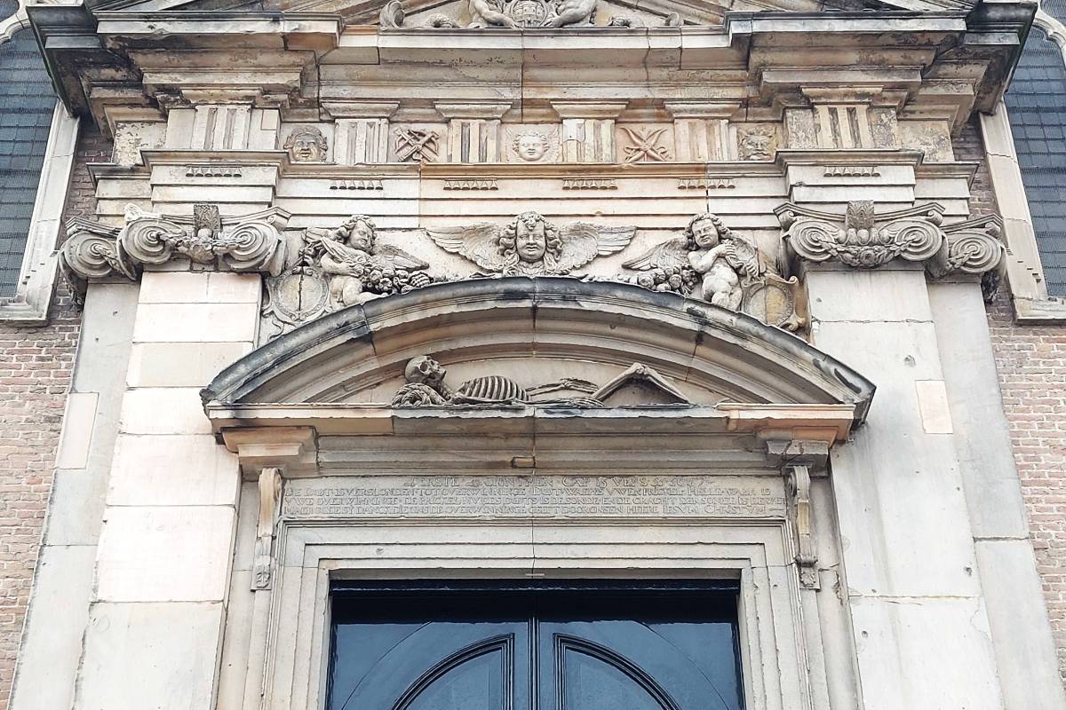 Mysterie opgelost: waarom ligt er een skelet boven de ingang van de ...