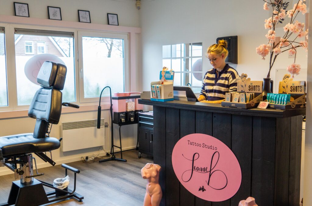 Persoonlijke tattoos met een roze tintje: Joanne (18) runt haar eigen ...