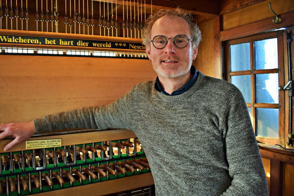 Janno bespeelt de klokken van de Lange Jan: 'Ik heb het hoogste kantoor ...