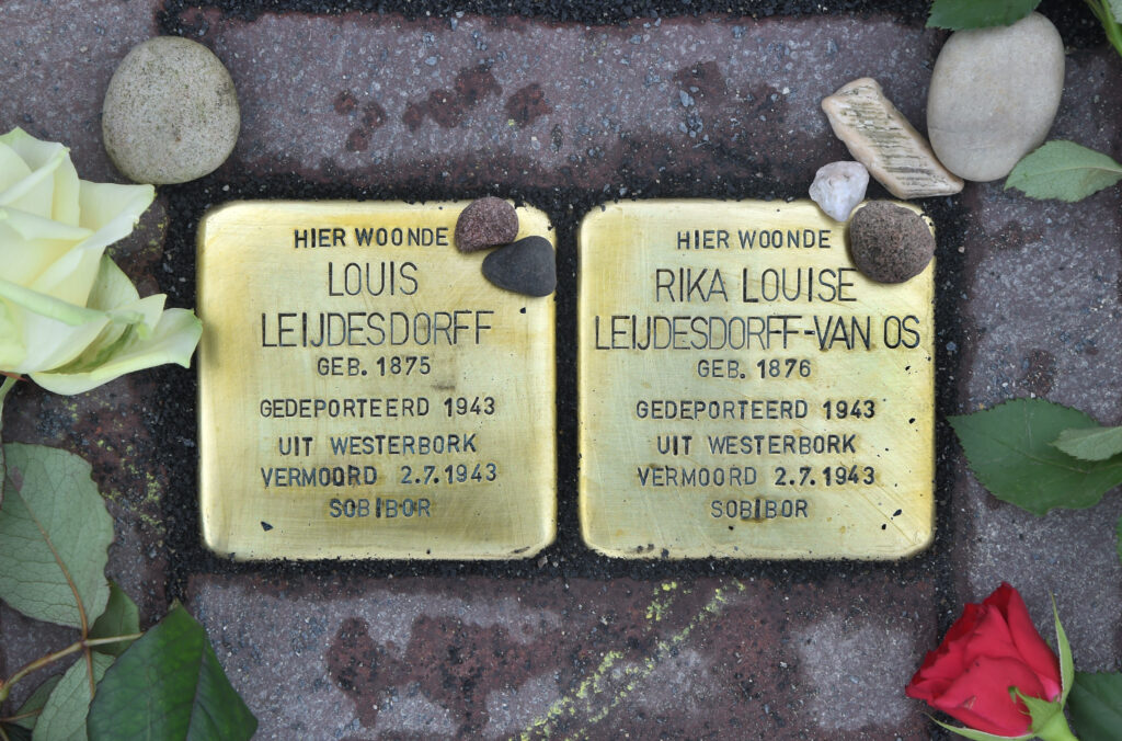 Mysterie: wat doen die glimmende ‘struikelstenen’ in de stad? - indebuurt Middelburg