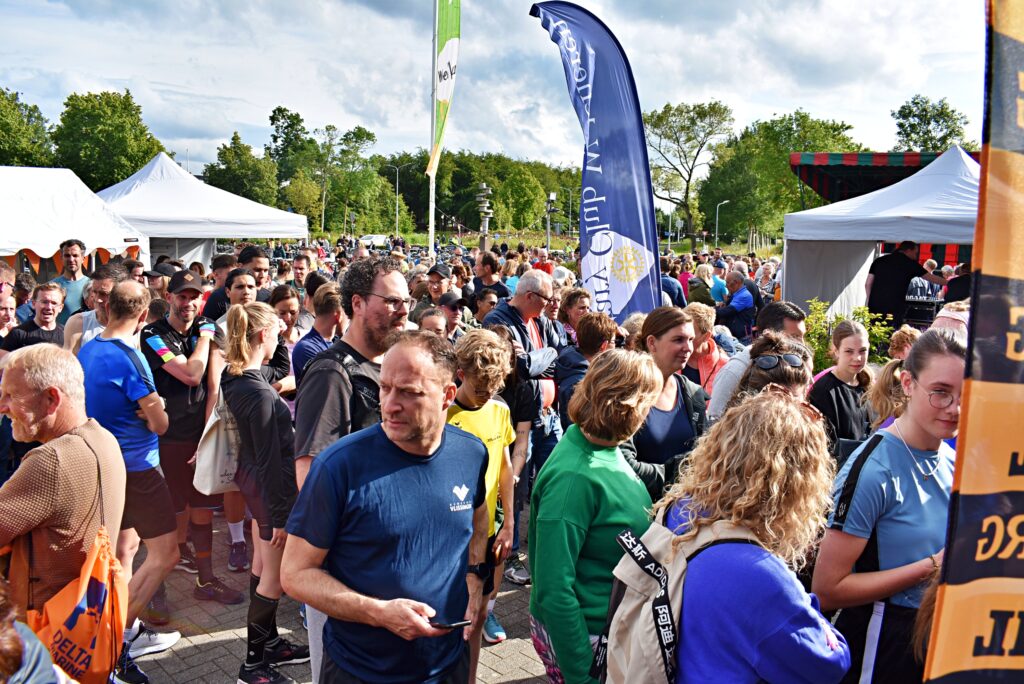 Foto's: Zo denderden de deelnemers aan de City Trail vrijdag door Middelburgse gebouwen ...