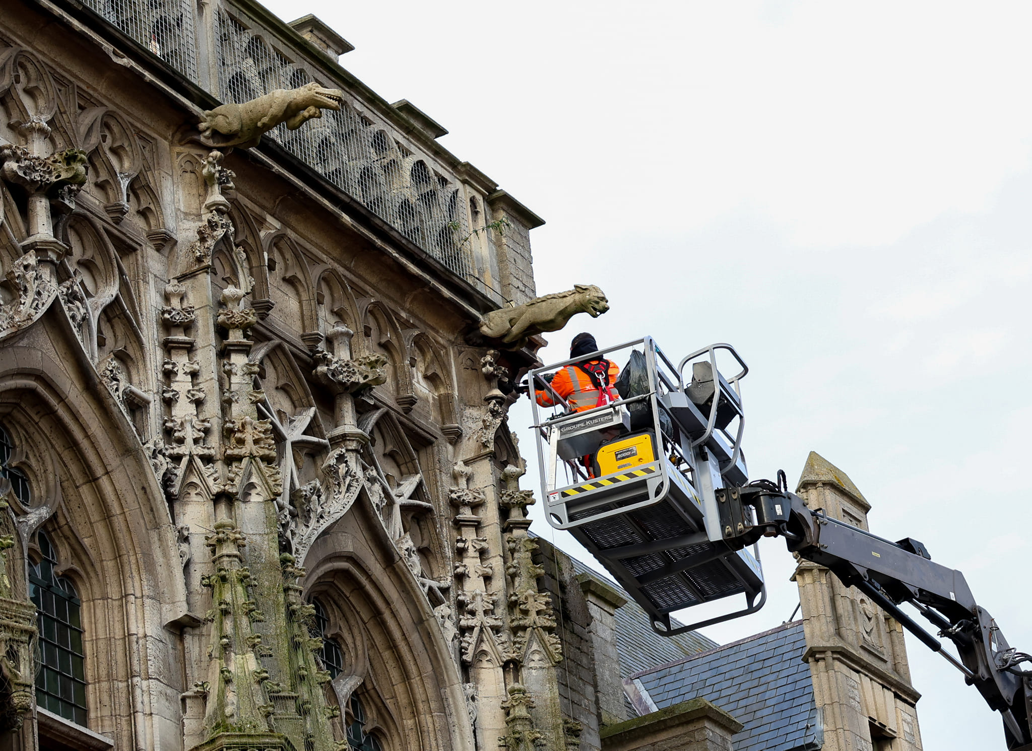 Dit is waarom er netten rondom het Stadhuis worden opgehangen ...