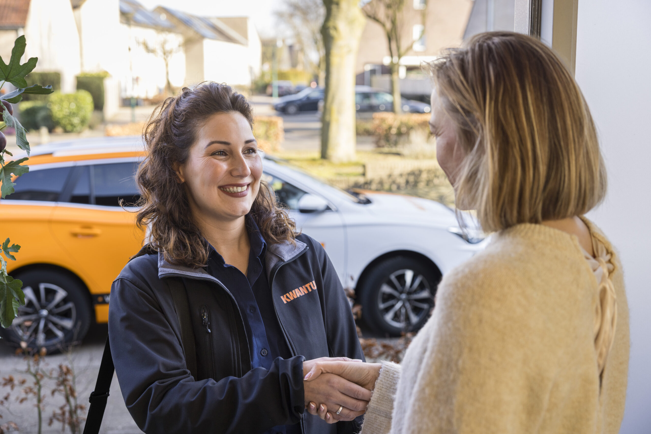 Angela geeft advies bij mensen thuis: 'Jij doet de deur open, wij doen de rest' - indebuurt ...