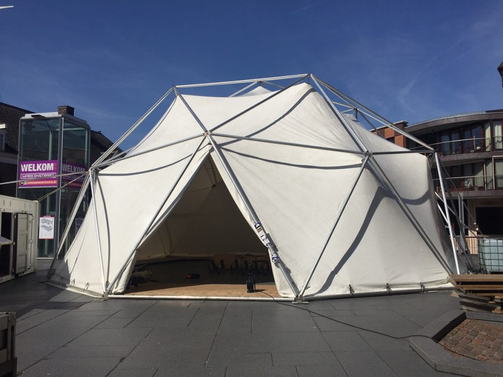 Huh, wat doet die witte bol daar naast de Mariënburgkapel? - indebuurt ...