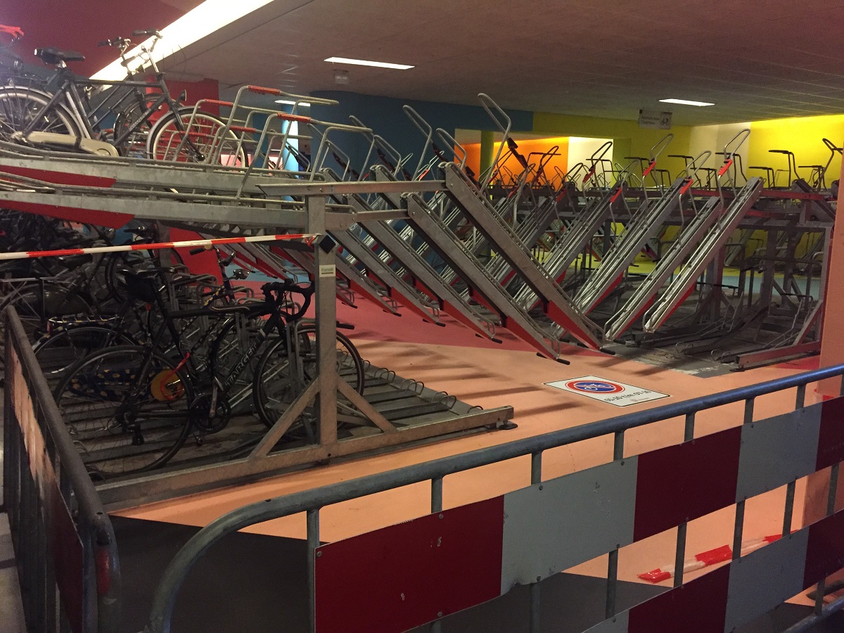 What's up met die overvolle fietsenstalling bij het station ...