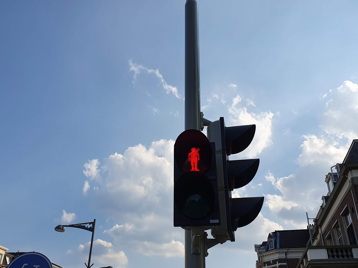 [VIDEO] Nijmegen heeft nu speciale Vierdaagse-stoplichten en -lichtmasten