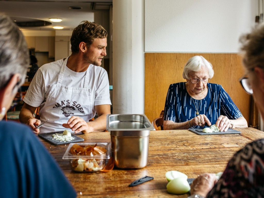 Nijmeegse studenten organiseren activiteiten voor eenzame ouderen ...