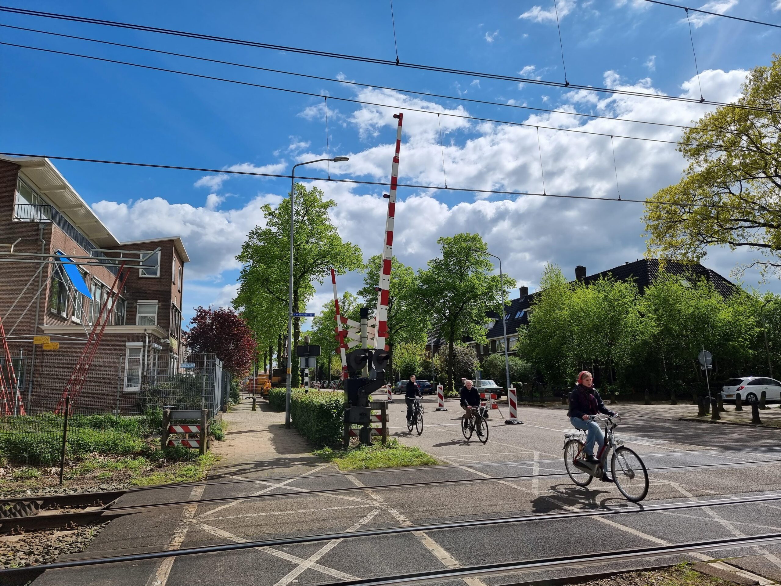 De overwegbomen bij de Groenestraat staan scheef en dit is waarom