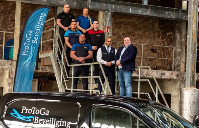 Jurken gemaakt van mondkapjes: hier in Nijmegen kun je ze zien ...