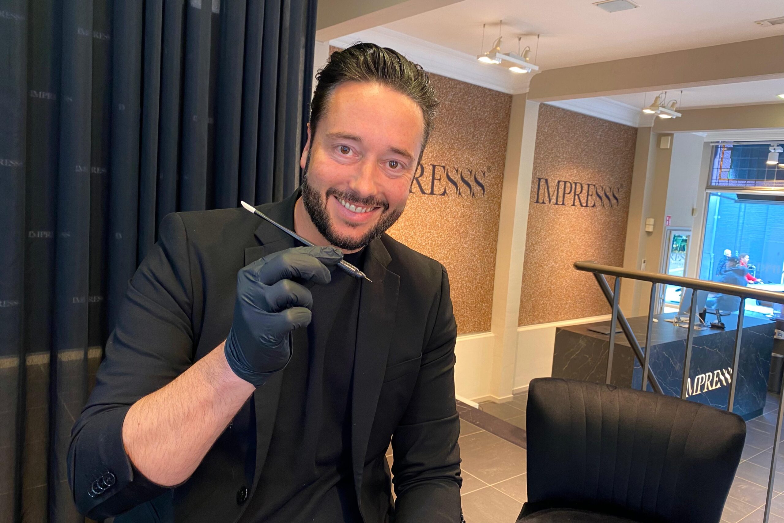 Peter kijkt zijn ogen uit op het WK permanente make-up: 'Leek wel het ...