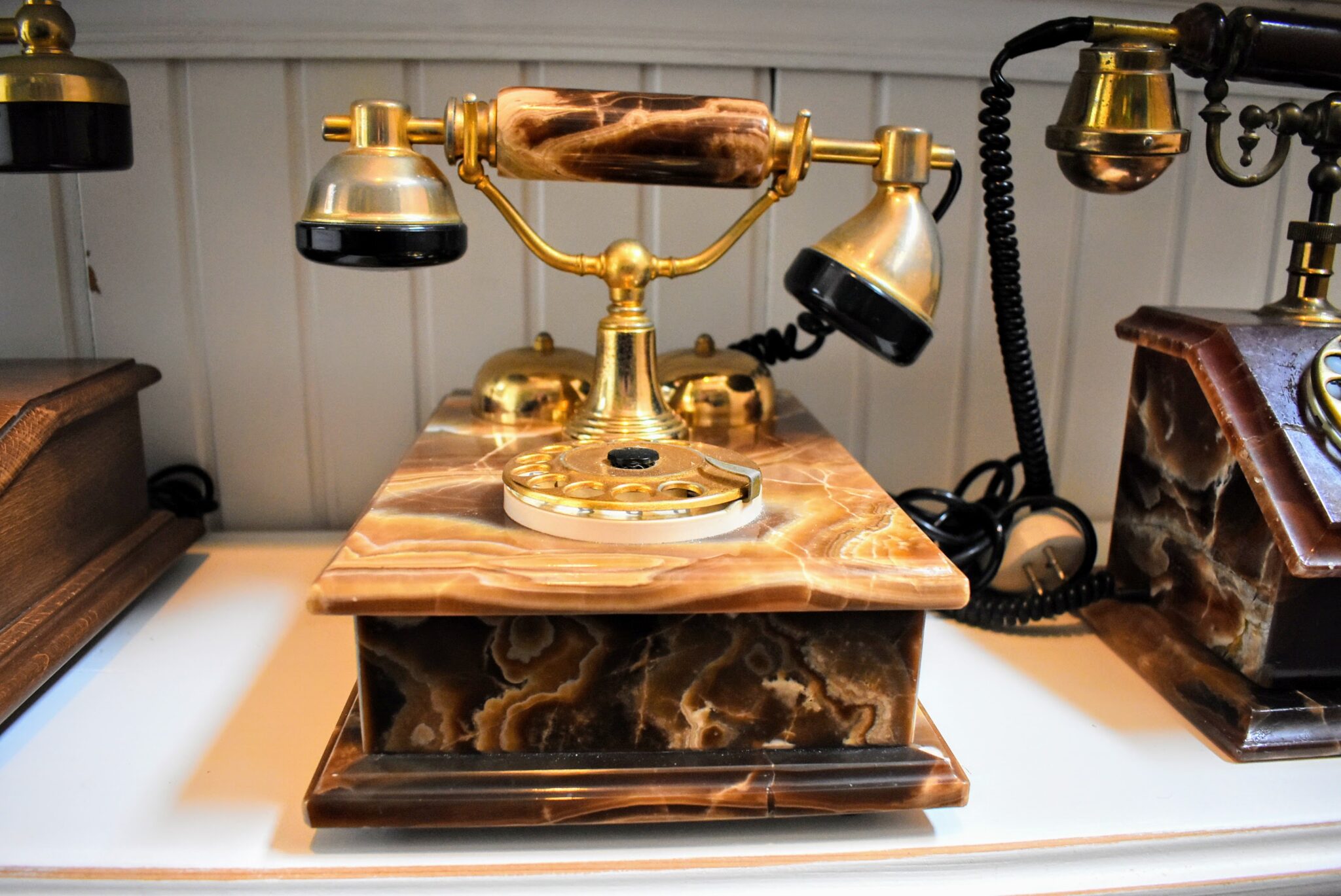 Beert spaart oude telefoons: '160 stuks van legertelefoons tot ...