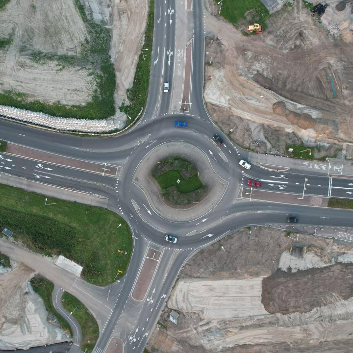 Zo ziet de vernieuwde rotonde in de polder bij de Knardijk er van boven uit