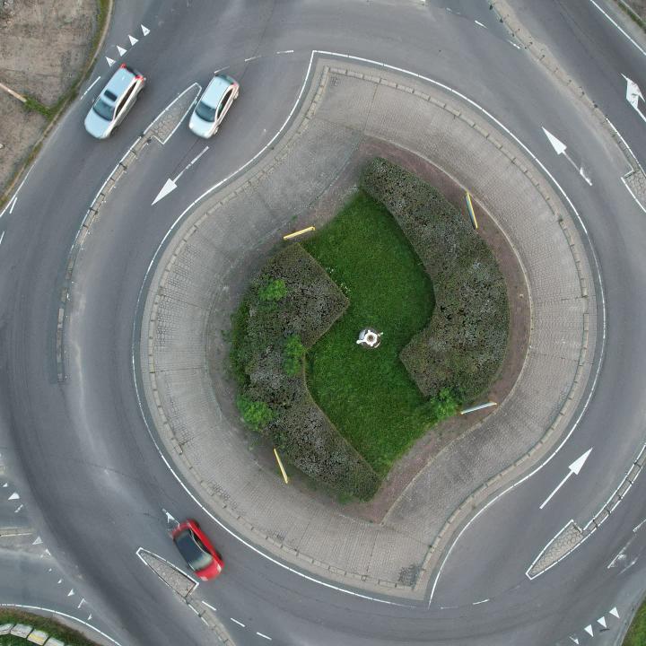 Zo ziet de vernieuwde rotonde in de polder bij de Knardijk er van boven uit