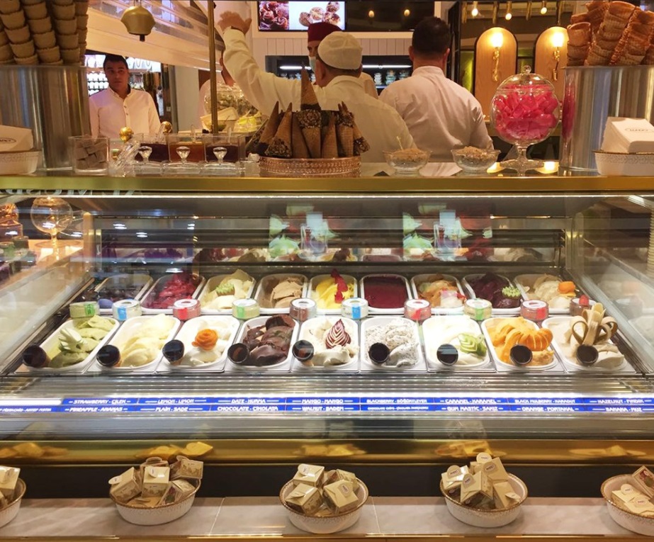 Nice! Bij deze nieuwe ijssalon eet je ijs met mes en vork