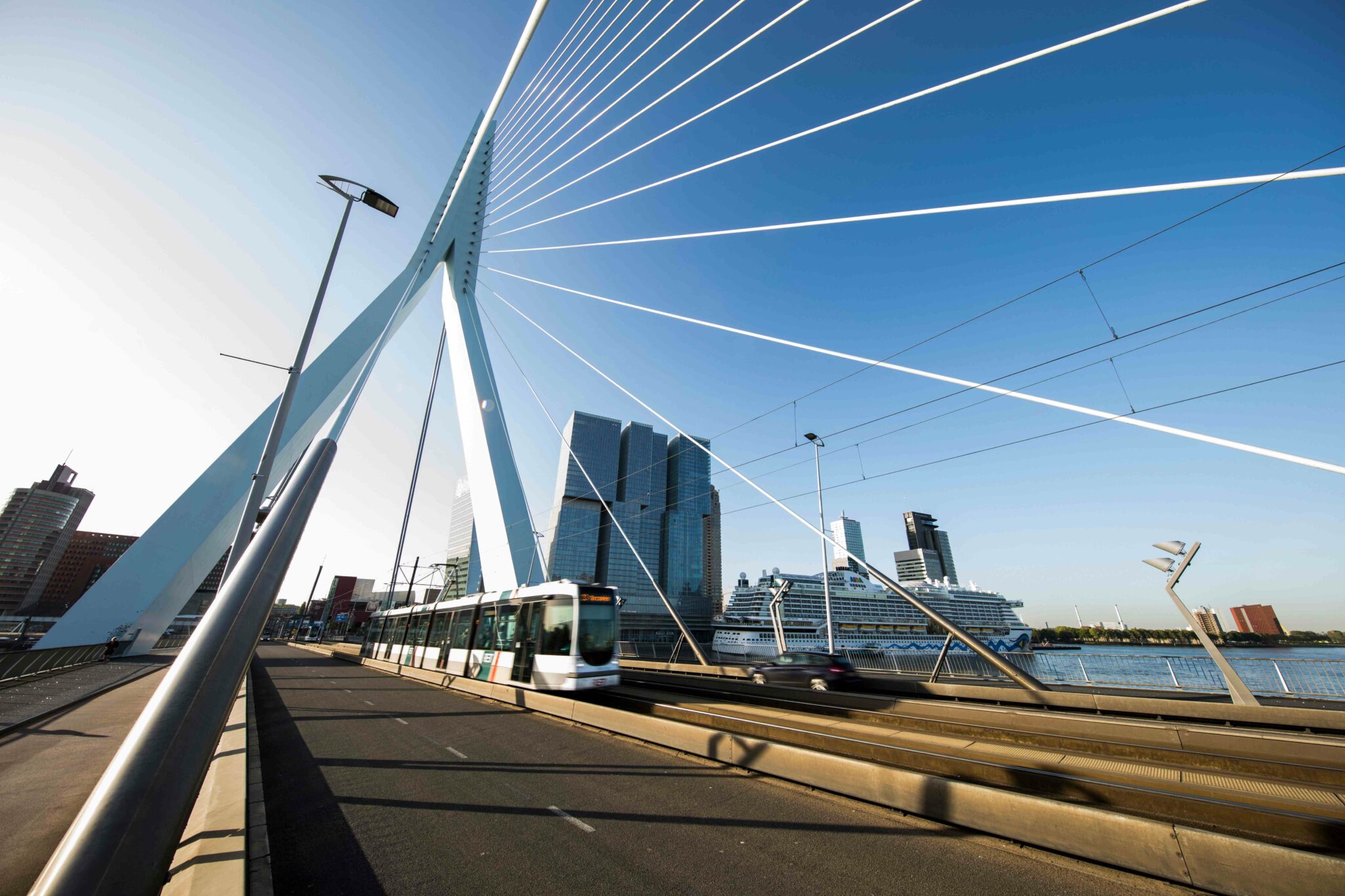 Toen in: de Erasmusbrug, een brug die het stadsbeeld voor goed ...