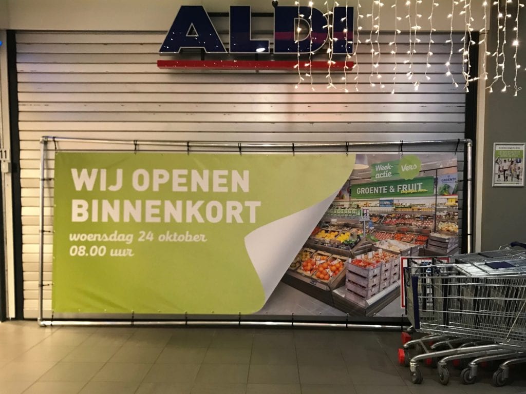 De Aldi aan het Eudokiaplein gaat weer open en ze geven prijzen weg ...