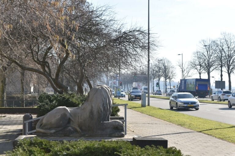 Waar komen die stenen leeuwen op de Maasboulevard vandaan? - indebuurt ...