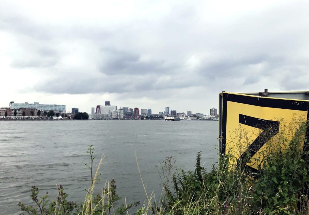 Dit betekenen die gele borden langs het water in Rotterdam