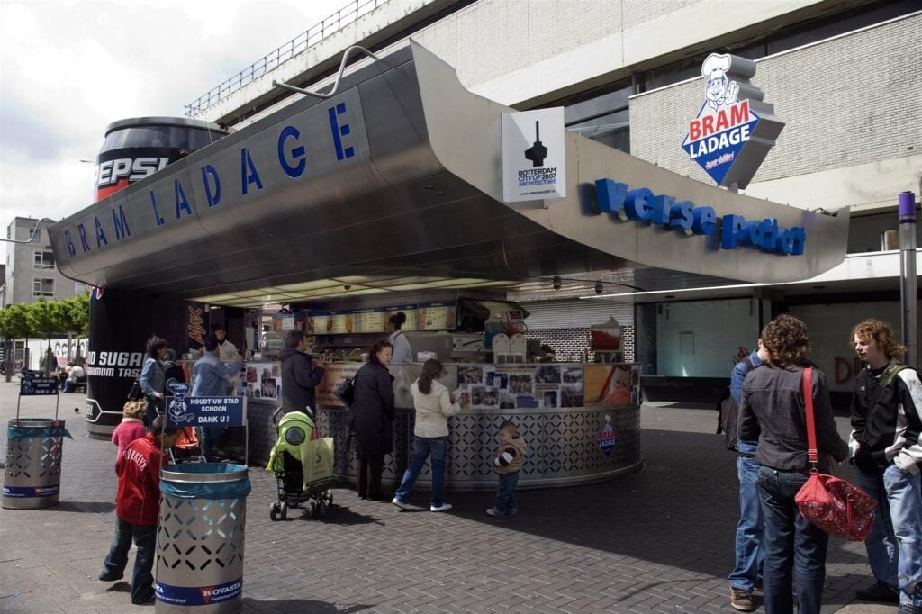 Merry Christmas! Bram Ladage geeft 400 patatjes weg - indebuurt Rotterdam