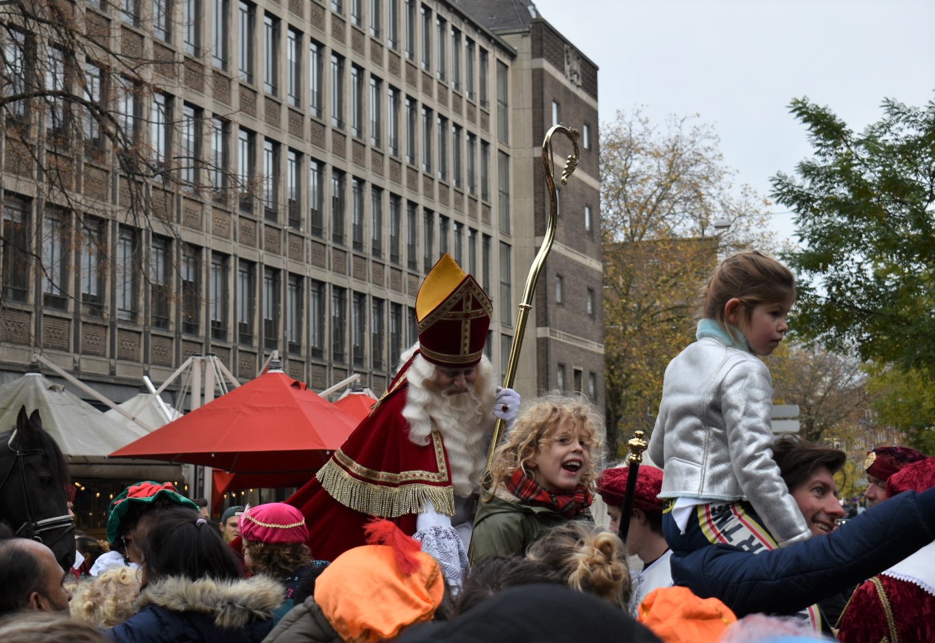 MAG DAT: verkleed als Sinterklaas (of Piet) over straat in Rotterdam ...
