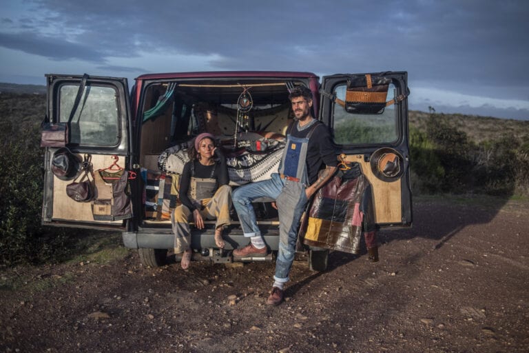 Kevin uit Rotterdam reist heel Europa door met zijn slaapkamer op ...