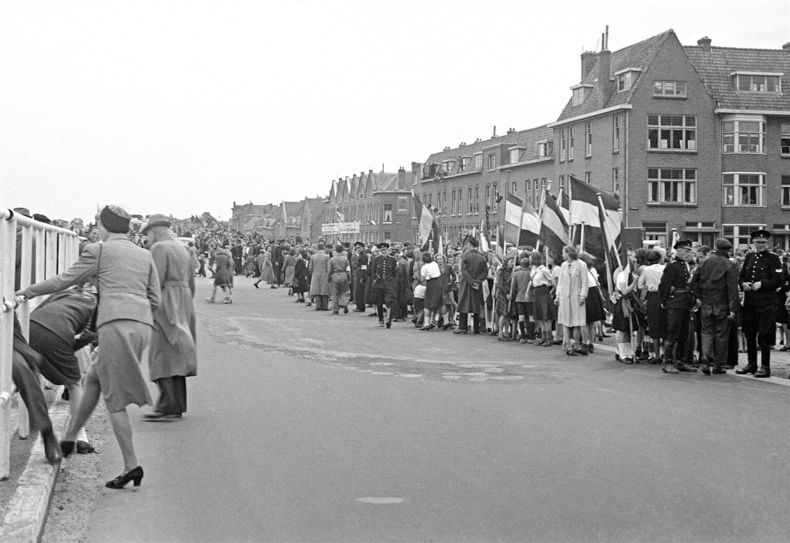 5 mei 1945: Overschie viert feest na bevrijding van de Duitsers (video ...