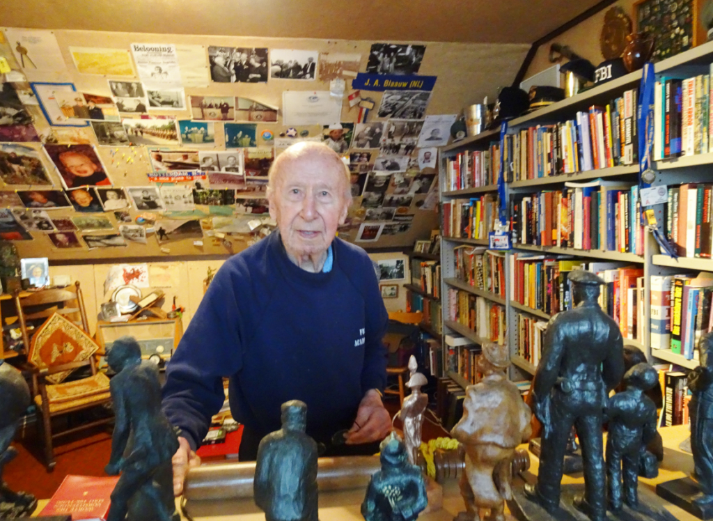 Jan Blaauw (91) is Rotterdams bekendste politieman ooit - indebuurt ...