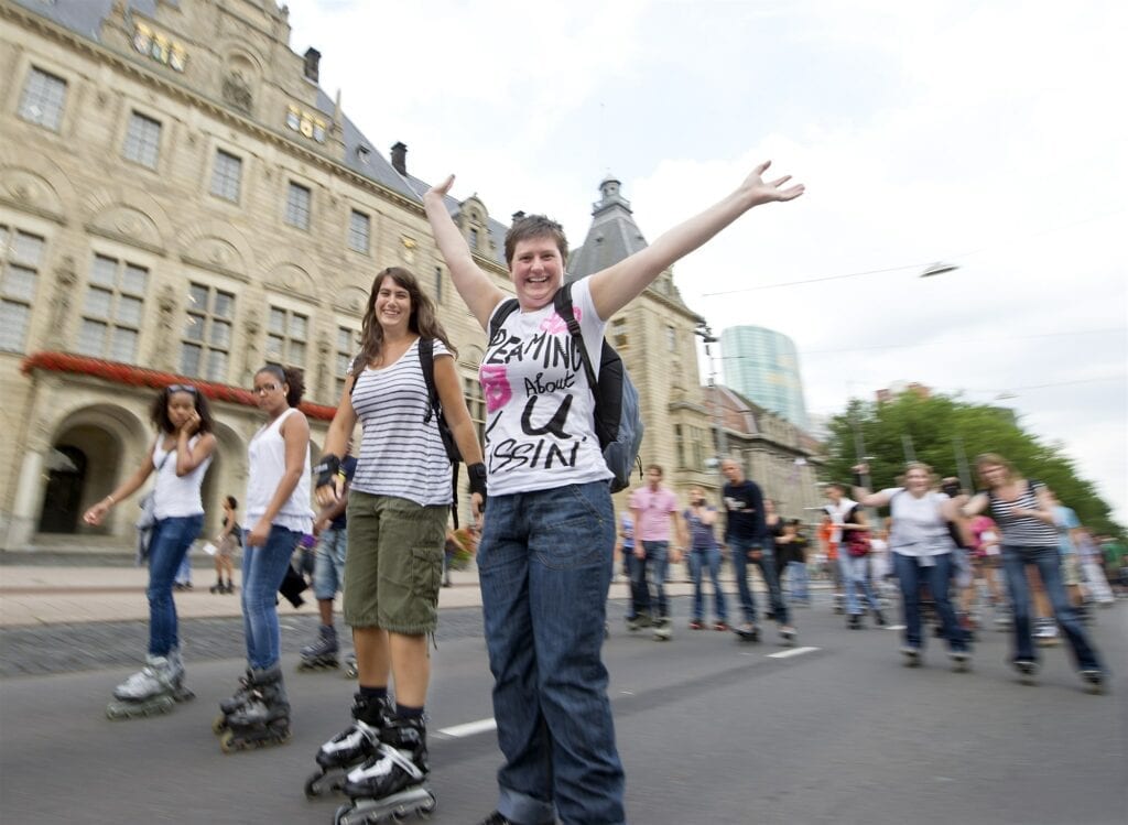 Rotterdamse mysteries: waarom zeggen we bakkie pleur? - indebuurt Rotterdam