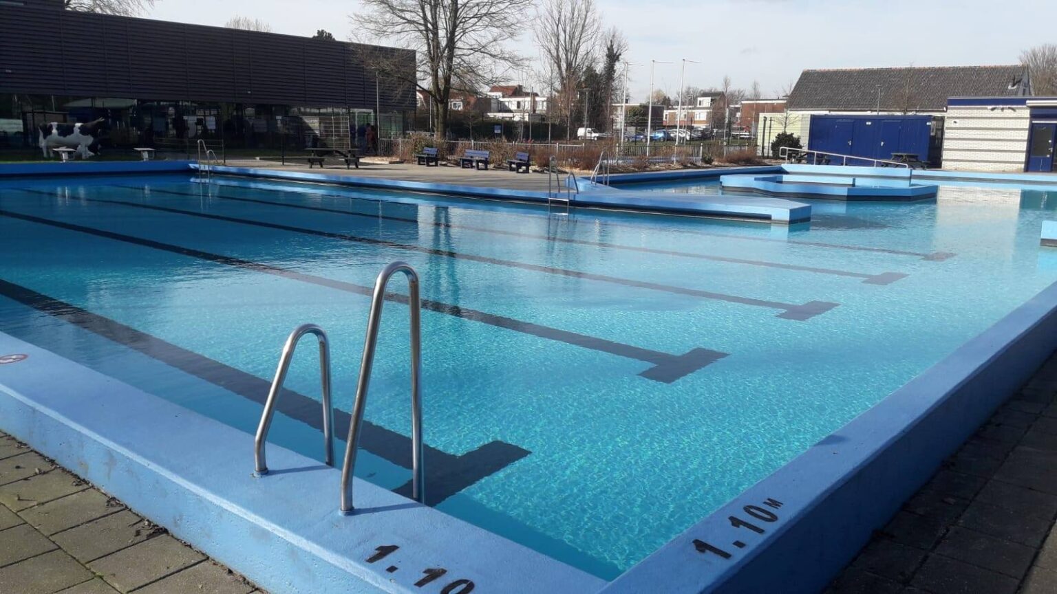 Baantjes trekken in de lentezon: het buitenzwembad van Pernis gaat open ...