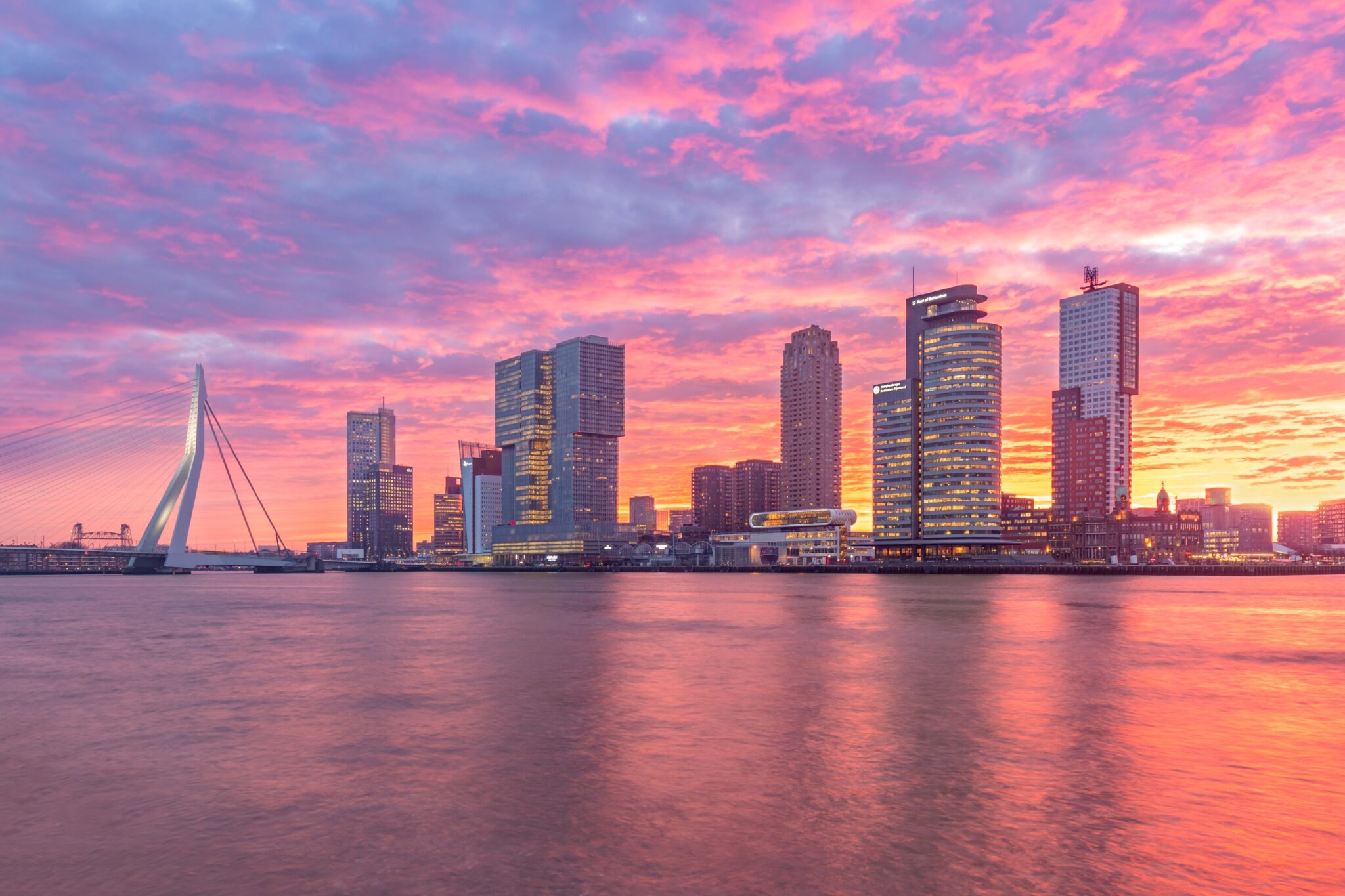 Mooie zonsondergang in Rotterdam: dit is waarom de lucht rood kleurt
